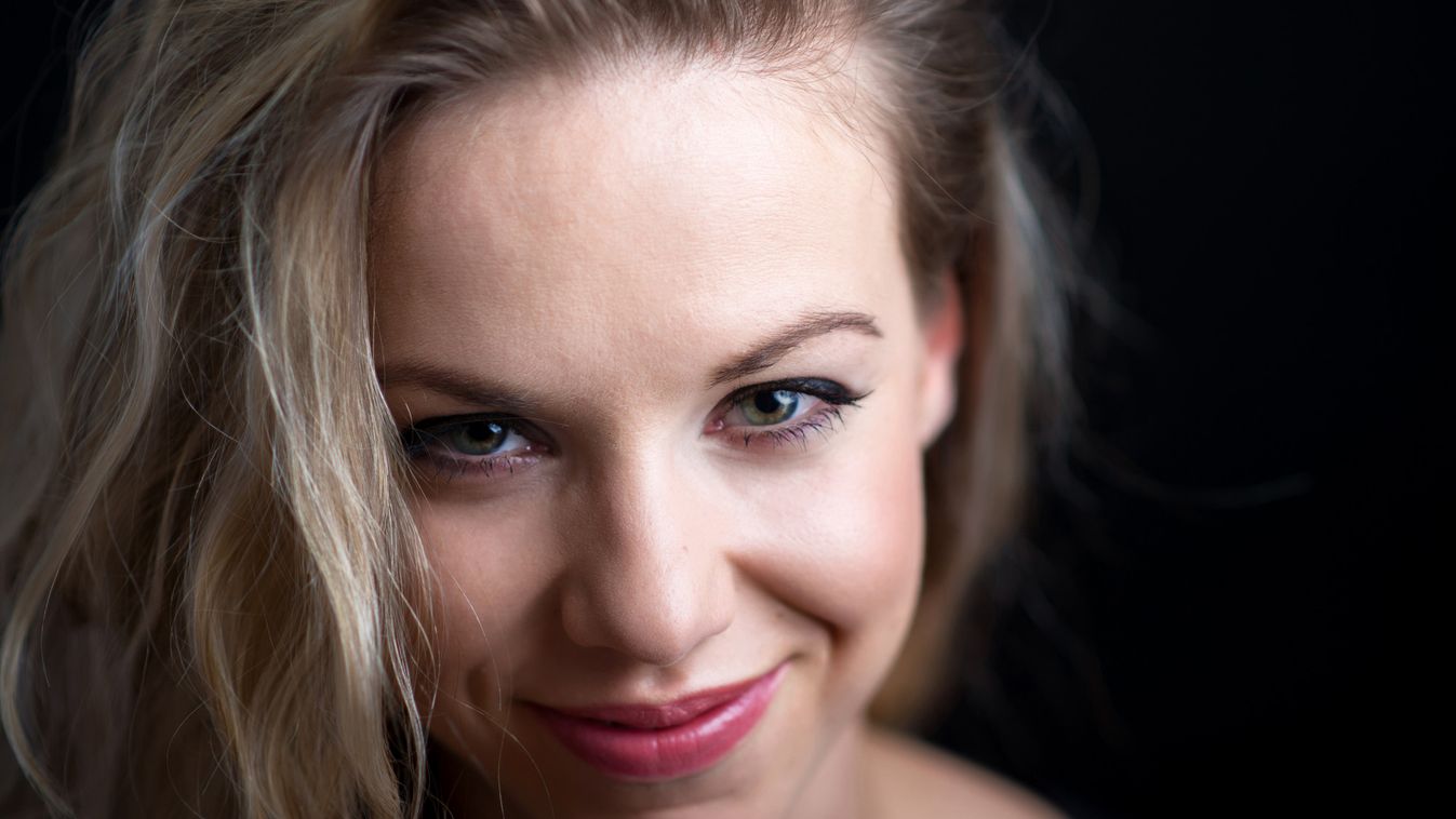 Játszik három pécsi színházban és naponta látható a tévében Vlasits Barbara