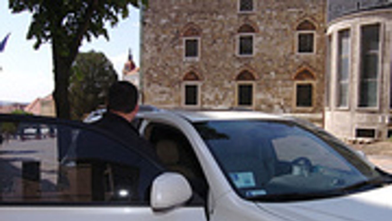 Illegális parkolás - avagy Pécs a rokkant város?