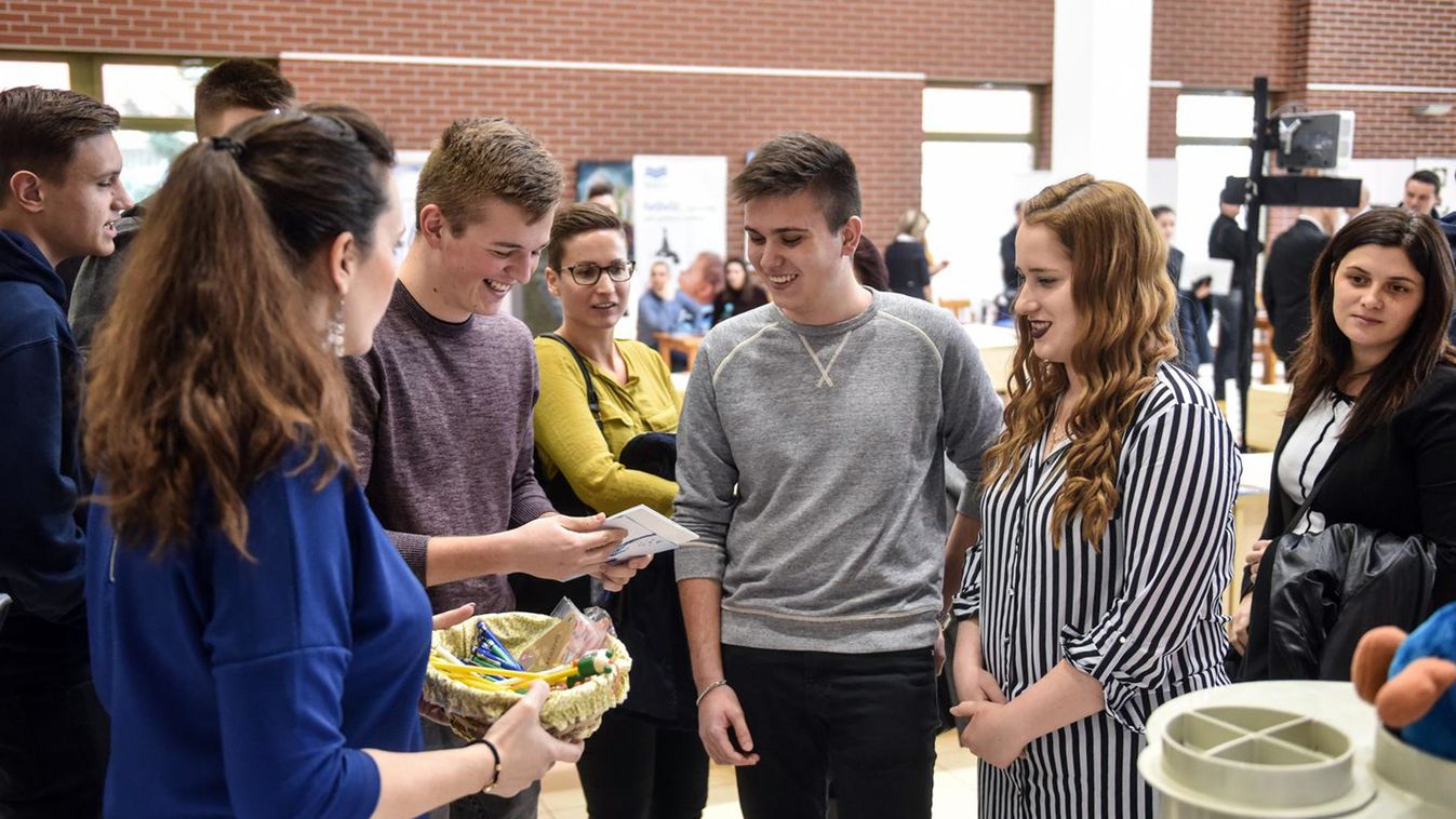 Helyben támogatja a fiatalokat a Mathias Corvinus Collegium