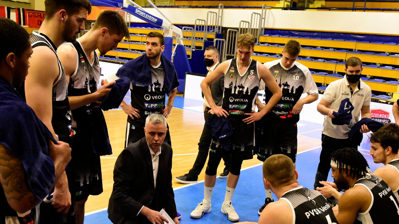 Simán verte a Szolnok a pécsi kosarasokat