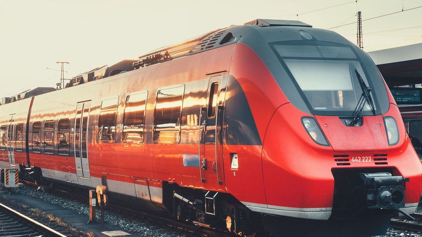 Személyautóval ütközött a Pannónia InterRégió szerelvénye