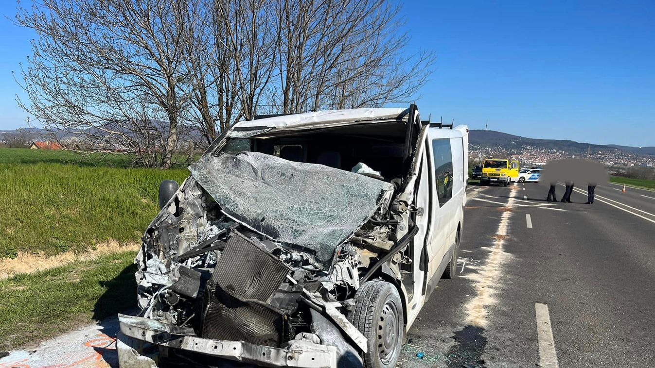 Kamion és kisteherautó karambolozott Pécsen, egy sávon halad a forgalom - képek