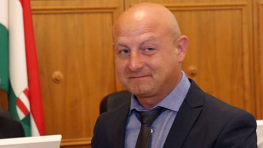 BAMA - Adatokat rejtegethetnek a pécsi városháza környékén