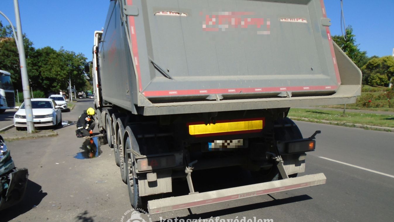 Kisbusz és teherautó karambolozott csütörtökön