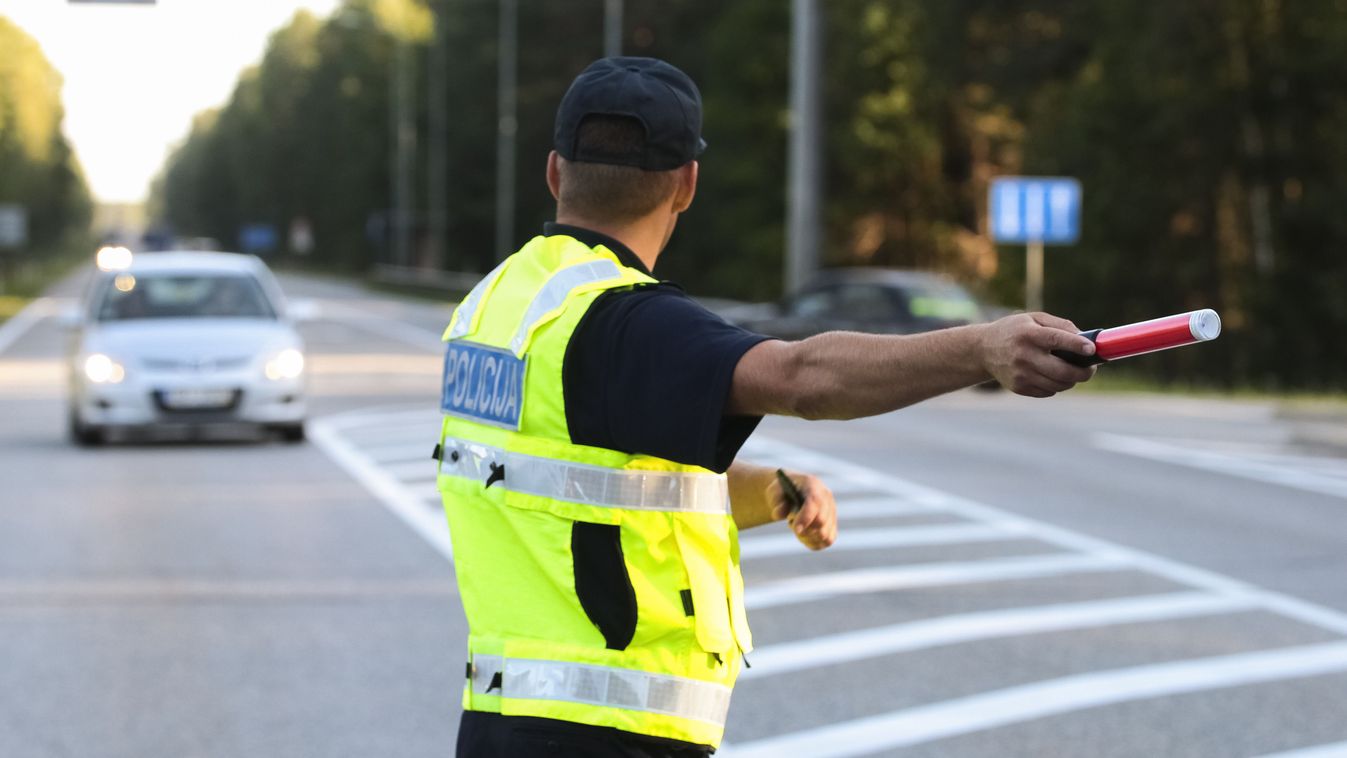 Aszfaltoznak a Verseny utcában, kézi irányítással halad a forgalom