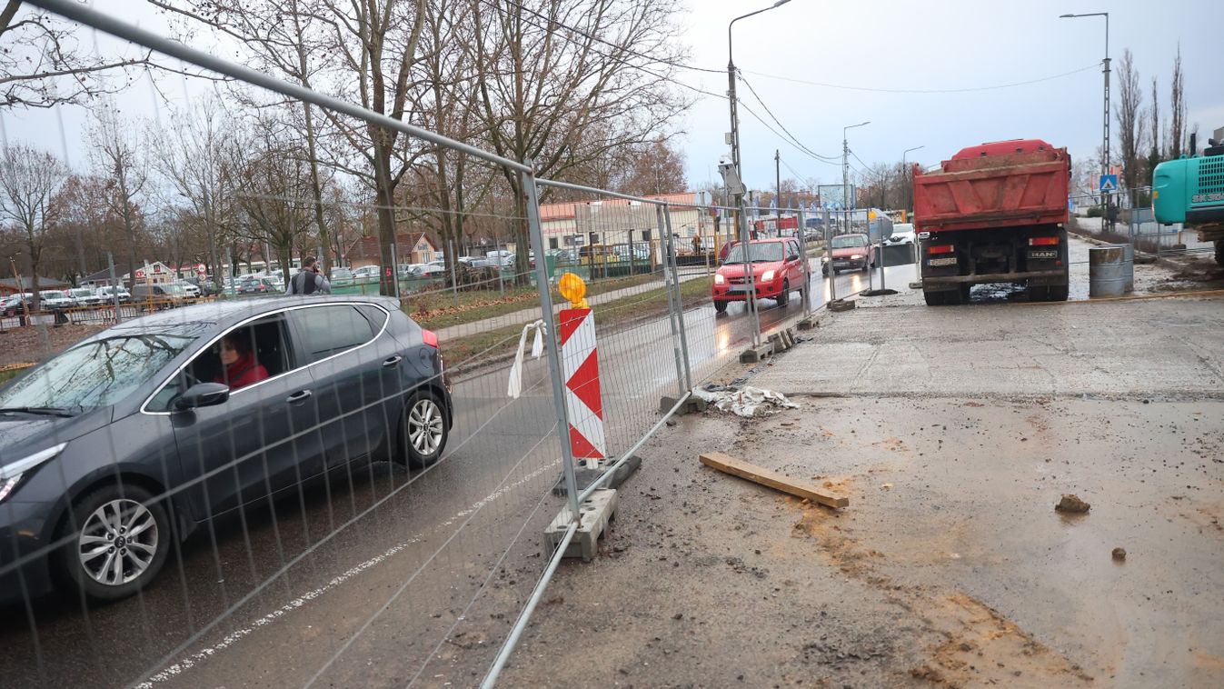 Az egyiket eltüntették, de hétfőtől új csodagödör lesz a Megyeri úton
