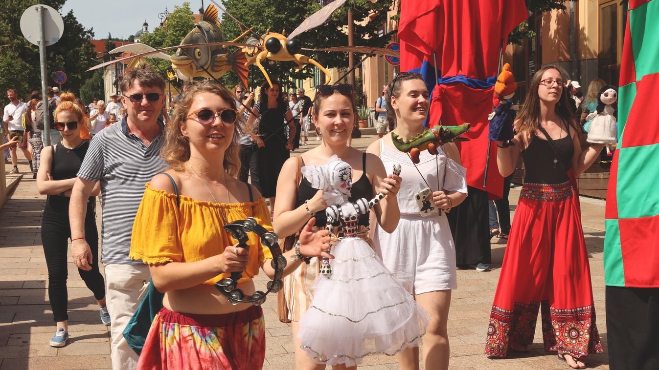 A Honeybeast énekesnője, Tarján Zsófia tart tárlatvezetést a Múzeum ...