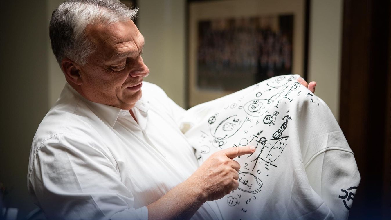 Új szintre lépett a rajz körüli láz: Orbán Viktor bemutatta pulóverét ...