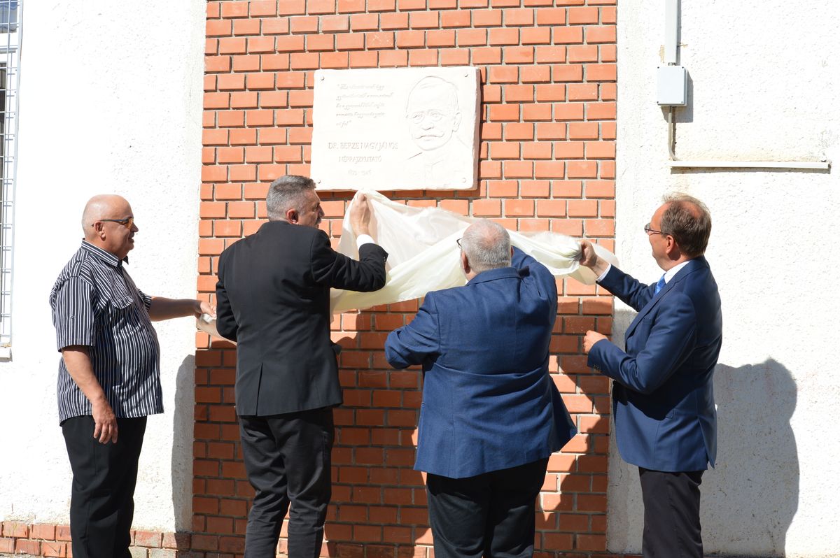 Emléktáblát avattak Berze Nagy János tiszteletére